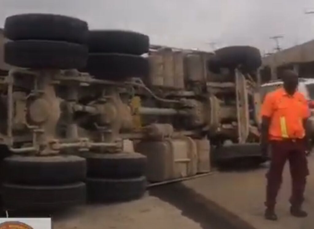 VIDEO: Gridlock as stone-laden truck falls on Berger bridge in Lagos ...